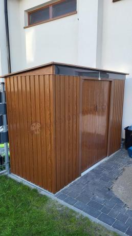 Brązowa szopa narzędziowa metalowa Kaggen 261x121cm - Wood - Meblobranie.pl